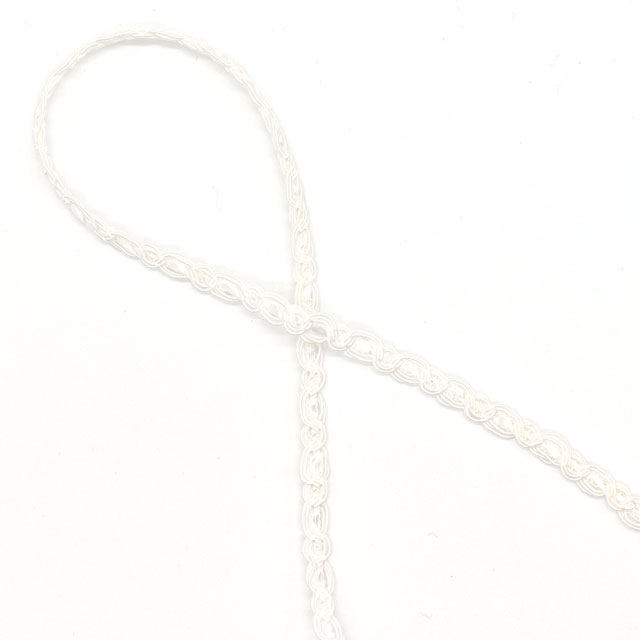 ●素材：レーヨン100％●サイズ：約6mm幅※サイズはロットにより多少差があります。あくまで目安としてお考えください。【商品の特徴】シンプルな細幅のレーヨンブレードです。落ち着いた色味のカラー展開が特徴です。衣装の縁飾りだけでなく、カルトナ...