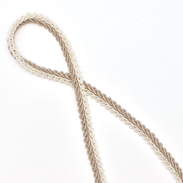 ●素材：ポリエステル100％●サイズ：約11mm幅※サイズはロットにより多少差があります。あくまで目安としてお考えください。【商品の特徴】ツートンカラーが印象的なブレードです。上品な色展開でカルトナージュなどの装飾におすすめです。【ご注意】...