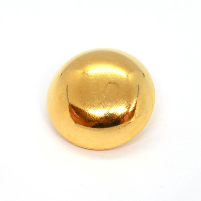 ●素材：真鍮【商品の特徴】丸みのあるプレーンなデザインの足付きメタルボタン。中が空洞になっているので軽量です。さまざまなアイテムに使いやすいサイズ展開も魅力です。【ご注意】ロットにより、サイズに多少の差異が生じる場合もございます。予めご了承...