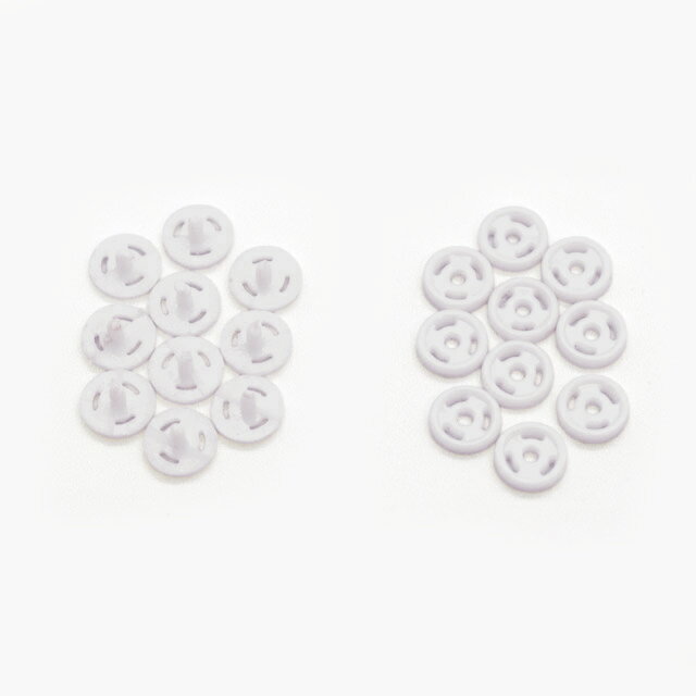 ●素材：樹脂●内容：10組入●サイズ：直径4mm【商品の特徴】お人形の洋服や小物づくりにぴったりな、とても小さな樹脂製のスナップボタンです。小さくてもプチっと開け閉めすることができる仕様です。ドールの洋服の細い開き部分にも収まりがよいサイズ...