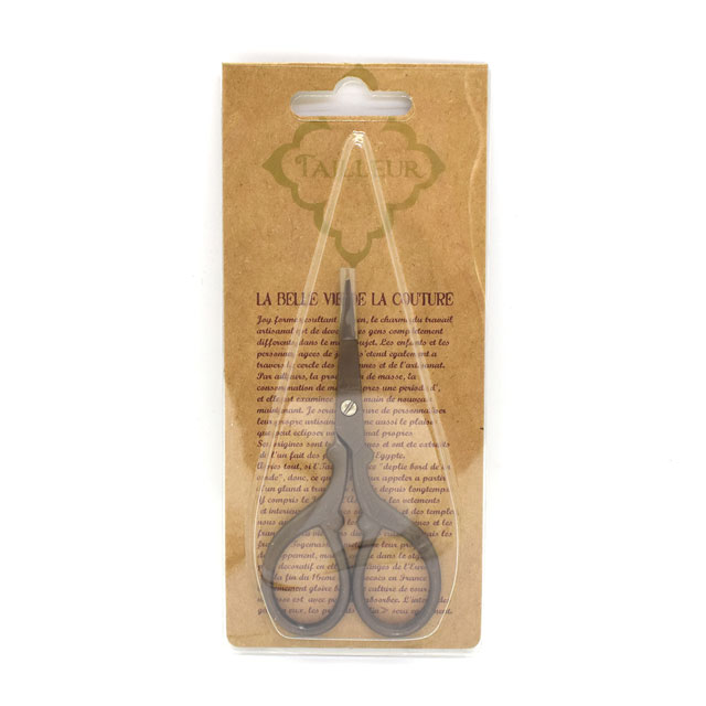 ●素材：ステンレス●サイズ：約幅4.5cm×長さ9cm【商品の詳細】雑貨屋さんブランドのデザインの可愛いはさみです。安価ですが、しっかりとした切れ味です。是非、裁縫道具の中に加えてください。【ご注文前に必ずお読み下さい】・表示価格は1個の価...