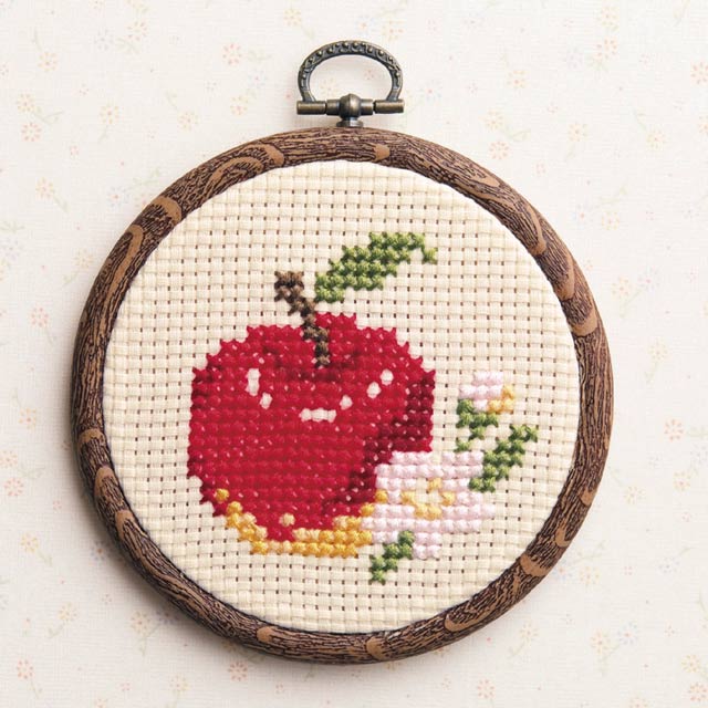 ●セット内容：25番刺しゅう糸、No.3000布 ジャバクロス中目、クロス針、おしゃれフープ、カラー図案付説明書●出来上がりサイズ：額内径約10.5cm●打込目数：9カウント／1インチ・約35目／10cm【商品の詳細】はじめての方でも楽しめ...