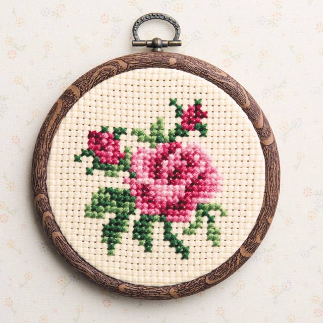 ●セット内容：25番刺しゅう糸、No.3000布 ジャバクロス中目、クロス針、おしゃれフープ、カラー図案付説明書●出来上がりサイズ：額内径約10.5cm●打込目数：9カウント／1インチ・約35目／10cm【商品の詳細】はじめての方でも楽しめ...