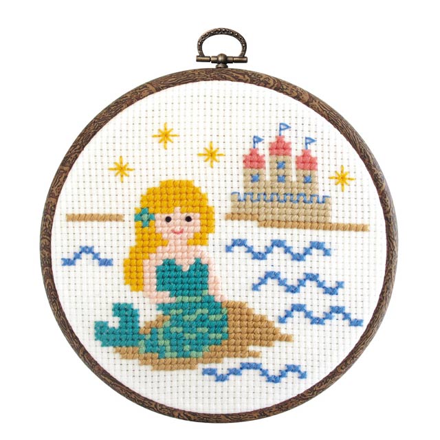 ●セット内容：25番刺しゅう糸、No.3000布 ジャバクロス中目、クロス針、おしゃれフープ、カラー図案付説明書●出来上がりサイズ：額内径約15.5cm●打込目数：9カウント／1インチ・約35目／10cm【商品の詳細】はじめての方でも楽しめ...