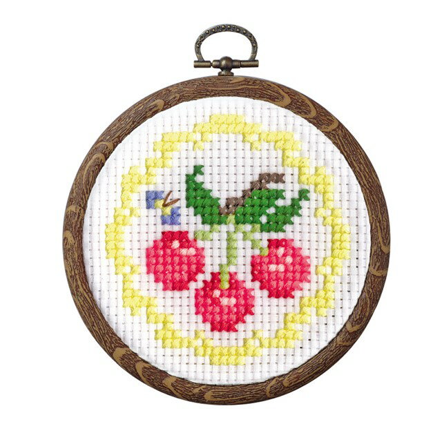 ●セット内容：25番刺しゅう糸、No.3000布〈ジャバクロス中目〉オフホワイト、クロス針、おしゃれフープ、カラー図案付説明書●出来上がりサイズ：額内径10.5cm●打込目数：9カウント／1インチ・約35目／10cm【商品の詳細】はじめての...