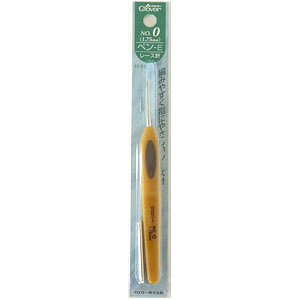 ●サイズ：長さ 約12.8cm●適した糸：8番〜18番のレース糸●1本入り【商品説明】シックでおしゃれなべっ甲調デザインが人気のクロバー「ペンEシリーズ」のレース針です。軽くて持ちやすい、安定感のある形状の柄なので、編みやすく、指に優しいレ...