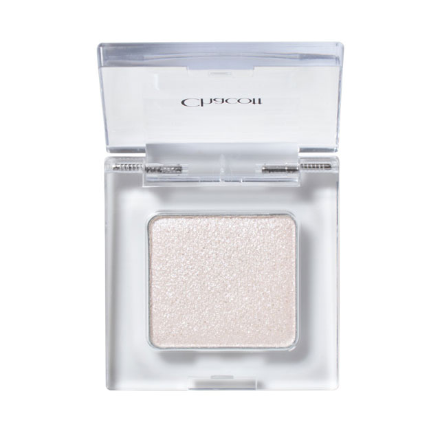 ●サイズ（約）：幅41mm×高さ41mm×奥行11mm【商品の特徴】まるでヴェールを纏ったかのような光の粒がアイメイクにツヤと輝きをプラス。偏光パールを使った存在感のあるカラーは、単色使いはもちろんお手持ちのカラーに重ねてニュアンスチェンジ...