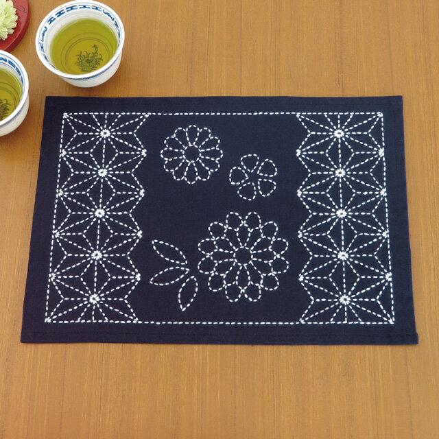 ●セット内容：No.4500刺し子布（紺）、刺し子糸細（白糸使用）、刺し子針、指ぬき、作り方説明書●出来上がりサイズ：約縦24cm×横34cm●仕立て済【商品の詳細】図案は布にプリント済みなので、すぐに始められるキットです。【ご注文前に必ず...