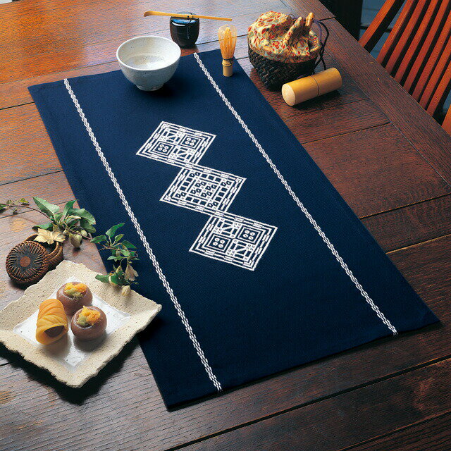 ●セット内容：こぎん糸（白糸使用）、No.1100布コングレス（紺）、こぎん針、図案付説明書●打込目数：18カウント／1インチ・約70目／10cm●出来上がりサイズ：約縦38cm×横74cm※仕立て済みではありません。【商品の詳細】日本の伝...