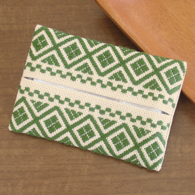 ●セット内容：こぎん糸（色糸使用）、No.1100布コングレス（ベージュ）、こぎん針、図案付説明書●打込目数：18カウント／1インチ・約70目／10cm●出来上がりサイズ：約縦9cm×横13cm※仕立て済みではありません。【商品の詳細】日本...