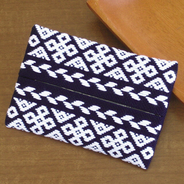 ●セット内容：こぎん糸（白糸使用）、No.1100布コングレス（紺）、こぎん針、図案付説明書●打込目数：18カウント／1インチ・約70目／10cm●出来上がりサイズ：約縦9cm×横13cm※仕立て済みではありません。【商品の詳細】日本の伝統...