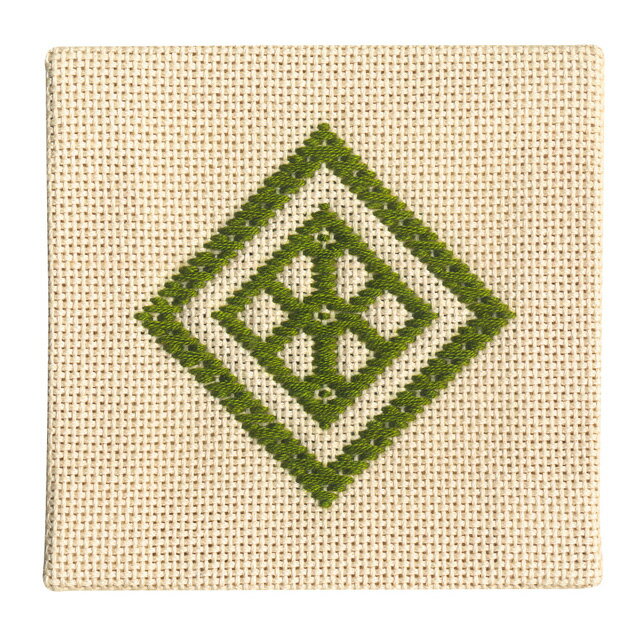 ●セット内容：こぎん糸（色糸使用）、No.1100布コングレス（ベージュ）、こぎん針、図案付説明書●打込目数：18カウント／1インチ・約70目／10cm●出来上がりサイズ：約縦10cm×横10cm※仕立て済みではありません。【商品の詳細】は...