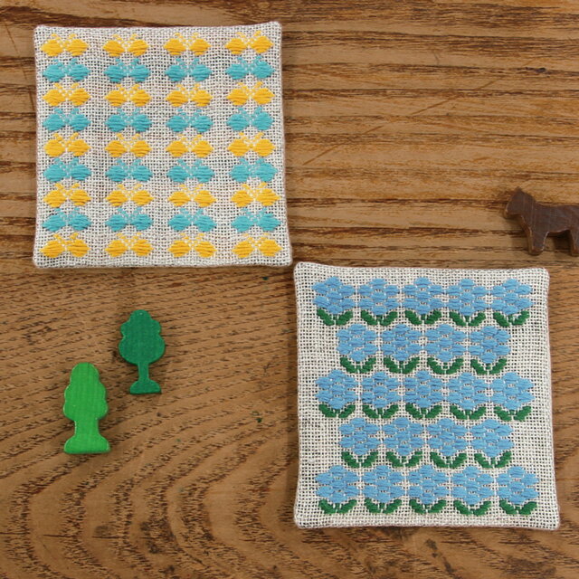 ●2枚1組●セット内容：こぎん糸、No.3500リネンクロス（麻100％）、こぎん針、図案付説明書、裏布付き●打込目数：20カウント/1インチ・約80目/10cm●出来上がりサイズ：約縦10cm×横10cm●デザイン：ハリノヲト（植木友子）...