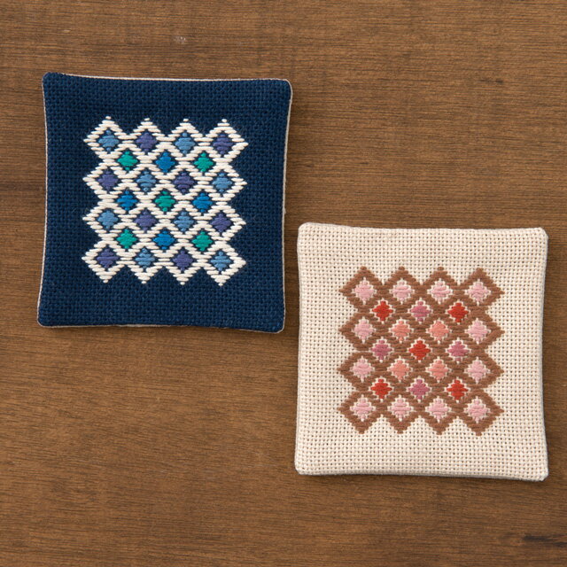 ●セット内容：こぎん糸、No.1100布コングレス2色、こぎん針、図案付説明書、裏布●打込目数：18カウント/1インチ・約70目/10cm●出来上がりサイズ：約縦9.5cm×横9.5cm●デザイン：ハリノヲト（植木友子）【商品の詳細】日本の...