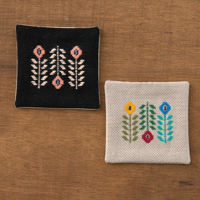 ●セット内容：こぎん糸、No.1100布コングレス2色、こぎん針、図案付説明書、裏布●打込目数：18カウント/1インチ・約70目/10cm●出来上がりサイズ：約縦9.5cm×横9.5cm●デザイン：ハリノヲト（植木友子）【商品の詳細】日本の...