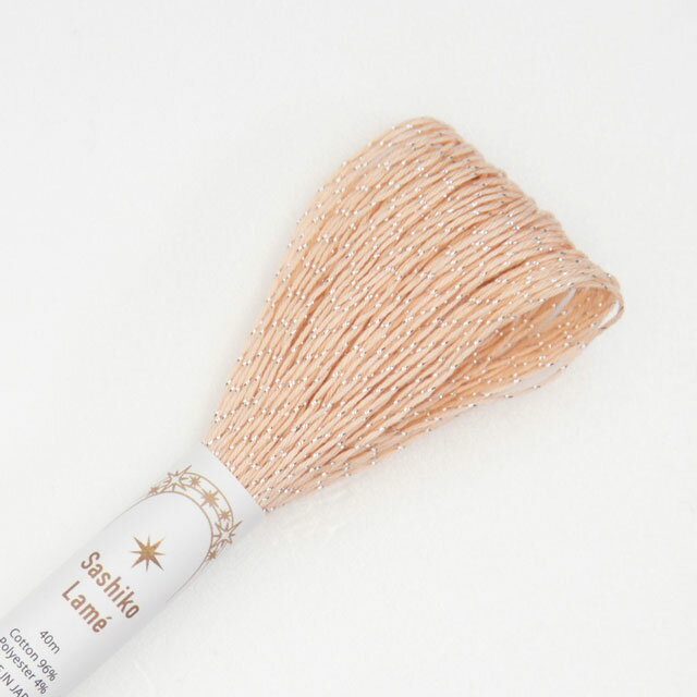 ●素材：綿96％、ポリエステル4％●容量：1かせ（約40m）【商品の特徴】いつもの刺し子とは少し違った特別な作品を作りたい、そんなあなたへ贈る刺し子糸「Sashiko Lame」。ひと目刺すごとに輝きが現れるような上品なラメ糸で、伝統柄はも...