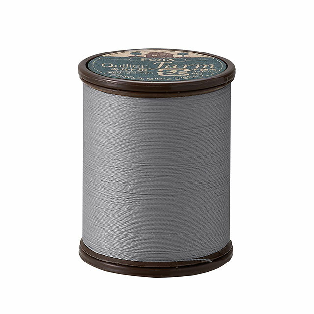 ●素材：ポリエステル100％●番手：50番●長さ：150m巻き●生産国：日本【商品の詳細】国内有数の糸メーカー、フジックスのキルティング専用糸「キルターファーム」。樹脂加工によって平滑性があり、摩擦に強いので糸切れしにくく、パッチワークキル...