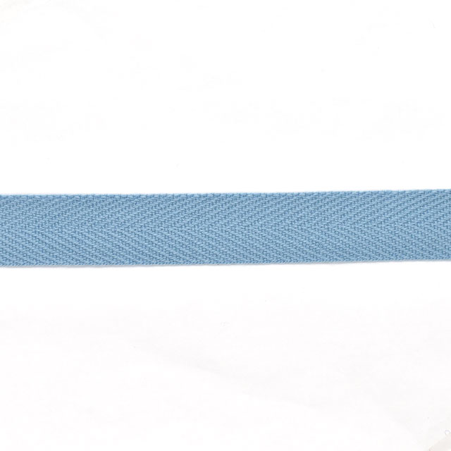 ●素材：アクリル100%●サイズ：約20mm幅/約1mm厚【商品の詳細】杉綾織のしなやかなカラーテープです。厚さ約1mmと薄手なので、袋物の持ち手やエプロンの紐などの用途以外にも、パイピングや布の縁取り、衣類の伸び止めなど様々な部分にご利用...