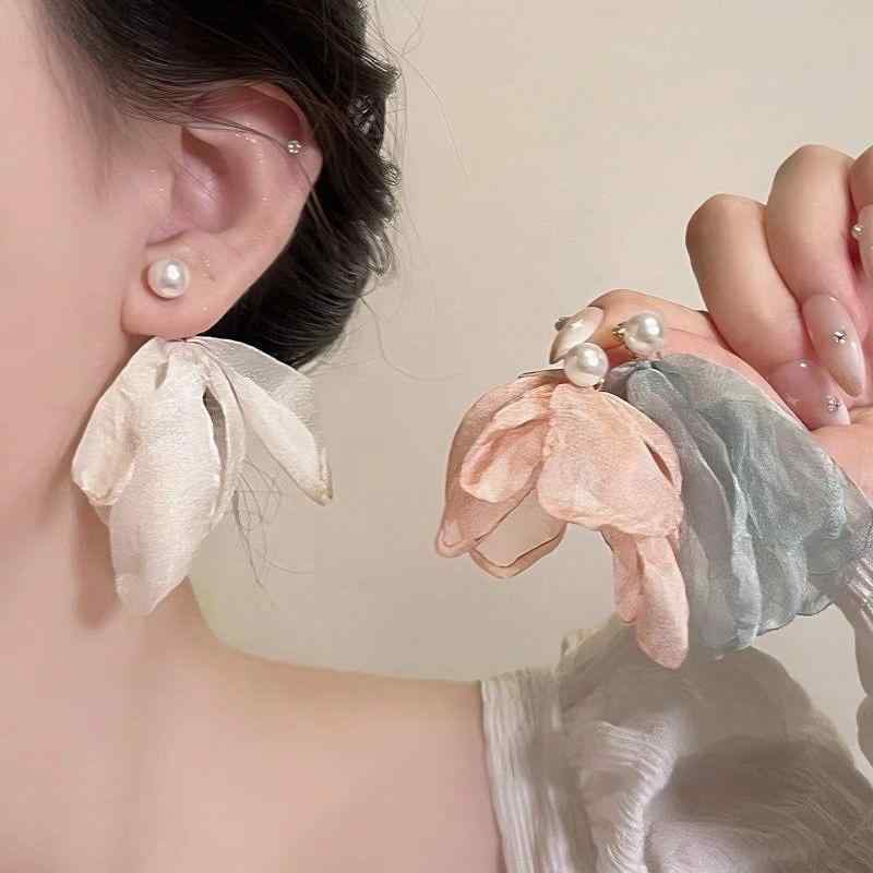 ・カテゴリ: 耳飾り・主な素材: 布地、電鍍・: 花、花びら・カラー展開: ホワイト、グリーン・スタイル: 森ガール風、フレッシュ・スイート・対象: レディース