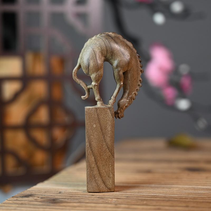 ・カテゴリ: 置物・主な素材: 金丝楠木・工芸: 彫刻・柄: 魚・虫・鳥・獣・スタイル: 中式・モチーフ: 動物・設置場所: オフィス、店舗、書斎など・サイズ: 約幅4.8×奥行2×高さ10.5cm・重量: 約24g