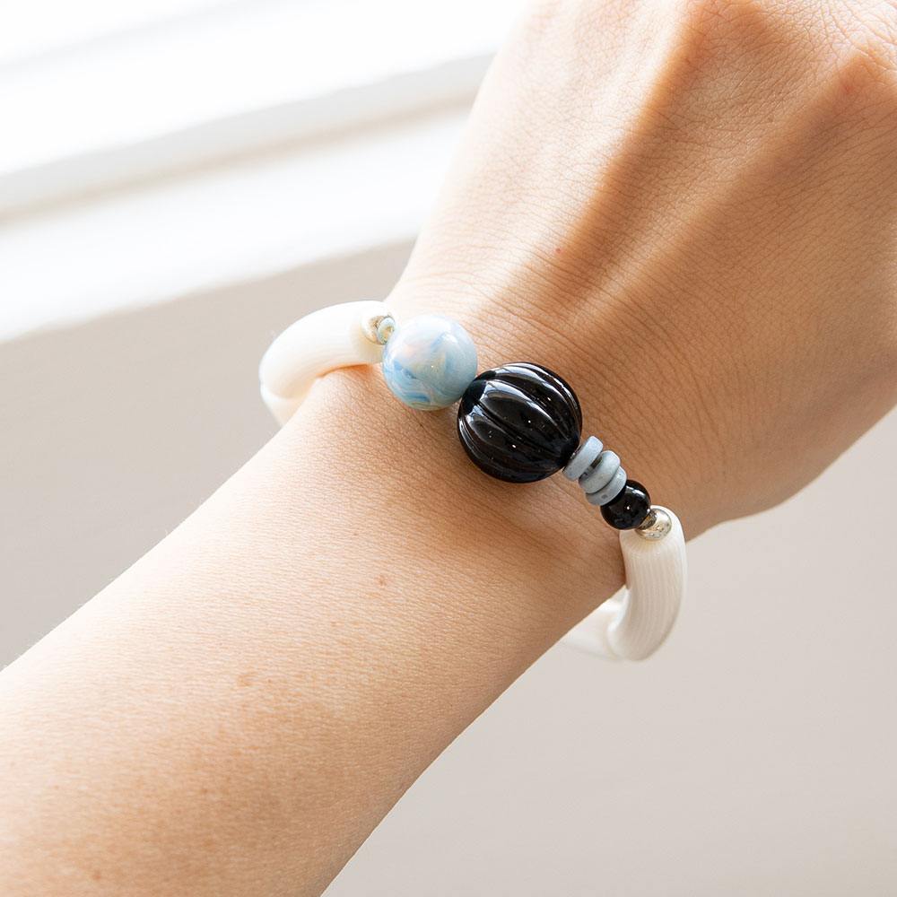 付け外ししやすいゴムのブレスレット。ヴィンテージビーズを使った組み合わせがお洒落で可愛いアイテム♪ ■ ブランド：flowerico(フラワリコ) ■ カラー：ONE ■ サイズスペック：フリーサイズ ■ 素材：ホワイトビーズ：Japanヴ...