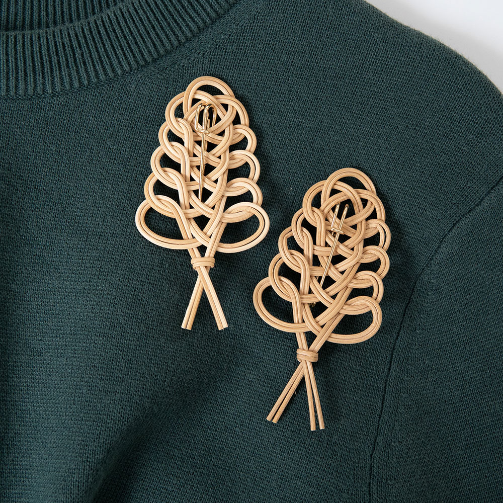 ラタンの丈夫で軽量なリーフモチーフのブローチ。シンプルなバッグやお洋服のポイントに♪ ■ カラー：紅茶染め、ツートン ■ サイズスペック：約H9.5×W4.5cm ■ 素材：籐(ラタン)※軽くて柔らかく丈夫な素材 ■ 生産国：日本 ■ 備考...
