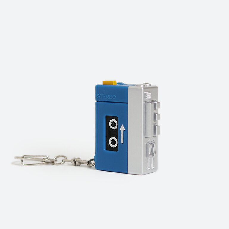 1970年代後半のカセットプレーヤーをモチーフにした、どこか懐かしい雰囲気漂う「Tape Player LED Keychain」。 本体のイエローボタンを押すとLEDライトが点灯し、カセットテープの巻き戻しを思わせる「キュルキュル」という...