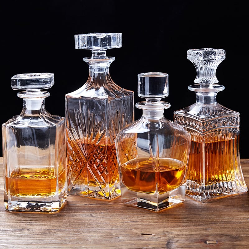 ■商品説明■ ■このウイスキーデカンターを展示して使用することで、カジュアルな飲酒の集まりに豪華な雰囲気を加えることができます。 ■鉛フリーガラス製、普通のガラスより美しくて頑丈耐久性が優れる。リリース香りと味に通気し、含酸素化合物ワインに...
