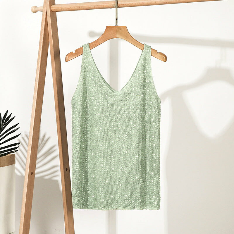 華やかさと 涼しさを 両立した パール付き ニット キャミソール。柔らかく 肌触りの良い 素材で、1枚でも レイヤードでも 活躍する 万能トップス。カジュアルにも キレイめにも 合わせやすく、夏のワードローブに ぴったりの一着です。 商品情...