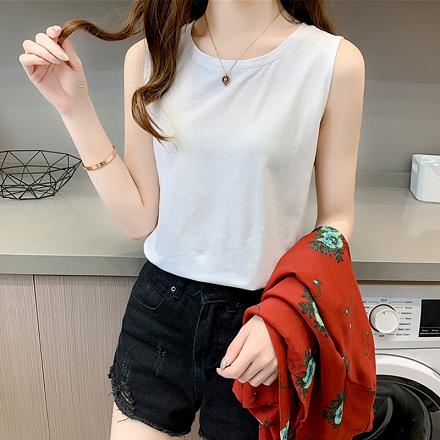 ネットレッドのキャミソールは、夏向けの涼しい綿素材で作られています。シンプルでベーシックなデザインなので、カジュアルな日常着や軽い外出にぴったりです。ホワイトとブラックの2色展開で、10〜30代の女性におすすめです。さまざまなボトムスとも相...