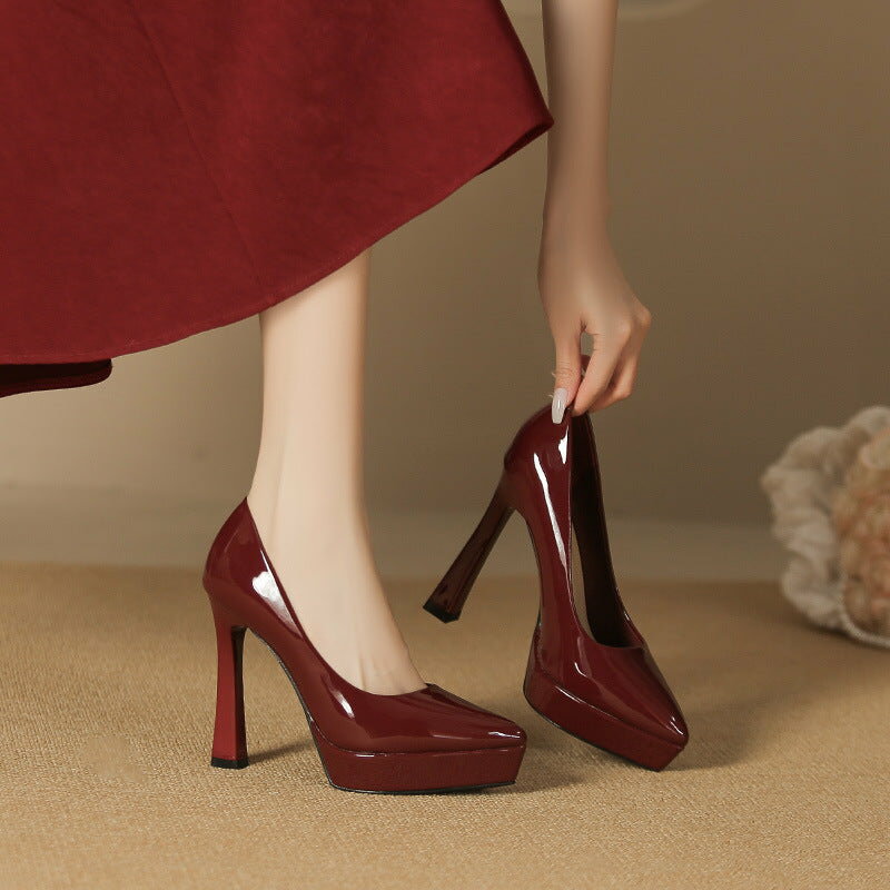 このエレガントなハイヒールは、バーガンディカラーのエナメル仕上げで、足元を華やかに彩ります。8-12cmのヒールは軽やかでありながら安定感があり、オフィスやパーティーなどさまざまなシーンで活躍します。特に秋冬のファッションにぴったりのスタイ...
