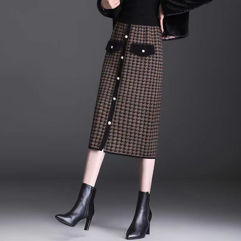 朝の通勤も会食もおしゃれに決まるレディーススカートです。千鳥格子調のミモレ丈ペンシルシルエットが縦ラインを強調し脚長見え。前ボタンとポケット風フラップがアクセントとなり上品でオフィス映えします。ヒールやブーツとも相性抜群で秋のきれいめコーデ...