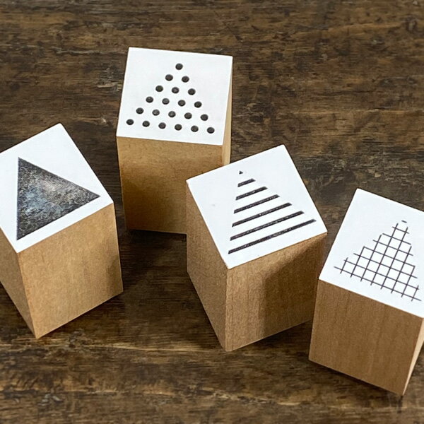 OSCOLABO(オスコラボ) カタチ×モヨウスタンプ 三角 シンプルなカタチとモヨウがあそびゴコロを引き出す シンプルなデザインですが、 使い方次第でいろいろ活用できる 三角形のスタンプです。 背景に、飾りに、はたまた枠線に。 中に文字な...