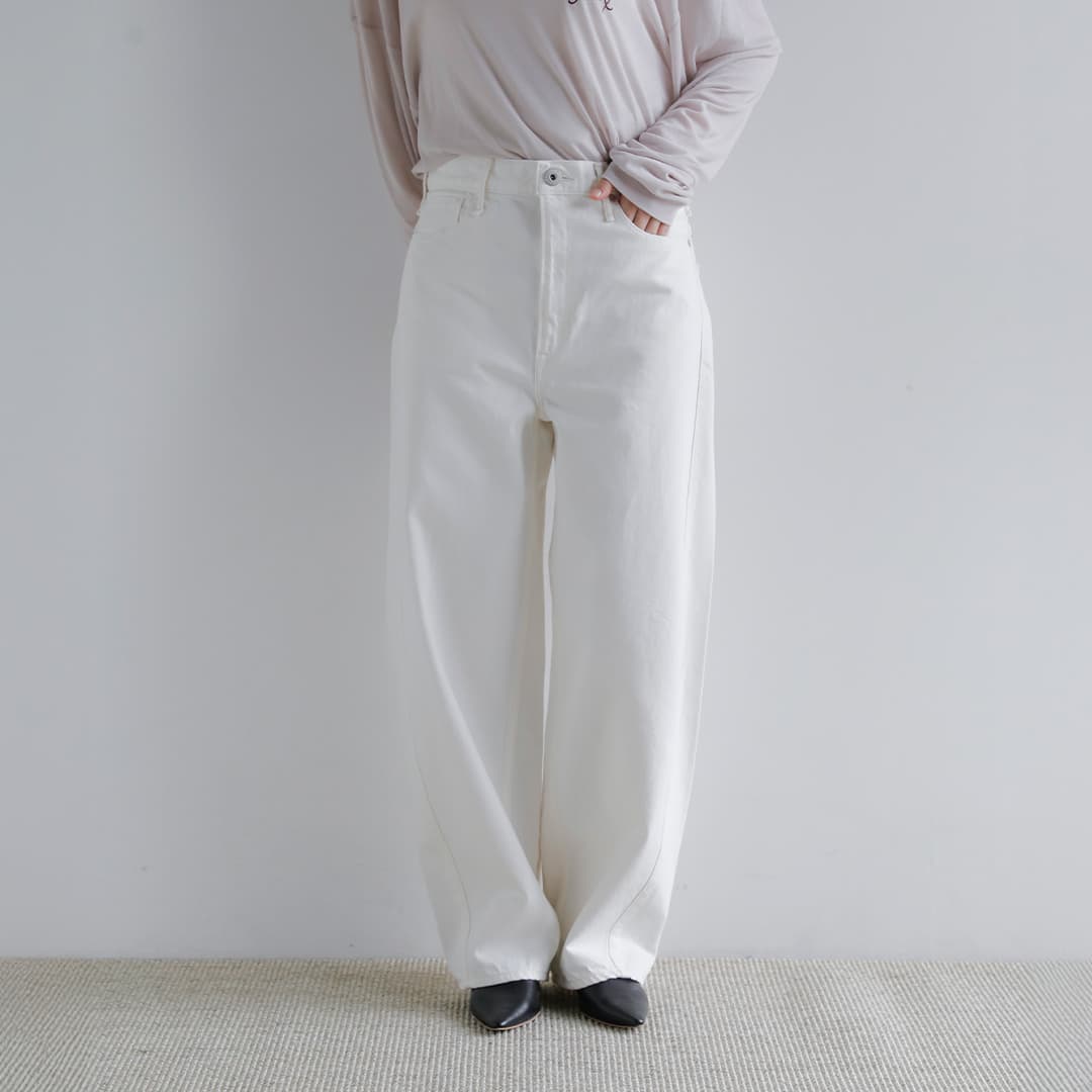 メーカー希望小売価格はメーカー商品タグに基づいて掲載しています 商品名：upper hights アッパーハイツ ワイド テーパード デニム パンツ “THE ROMY” カラー：MIZU SHIRO サイズ：22 23 24 25 26 ...