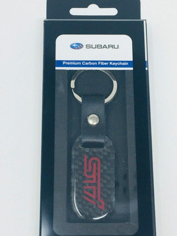 [スバル] US 純正品 STI”ロゴ入り キーチェーン/キーホルダーUS SUBARU ”STI”ロゴ入り キーホルダー カーボン（ケース入り）表裏同デザインサイズ：約2.5×9.3cm複数店舗にて販売をしておりますため、在庫データの更新...