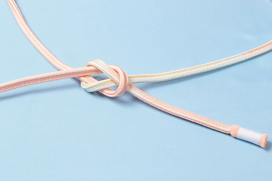 ぼかし入り　しゃれ用　帯締め 地色の多くが ピンク色 結んだ片方に 千草鼠・浅黄の ぼかしになっています 普 使用できる着物：色無地・小紋・紬・木綿きものに使っていただけたらと思います。 使用時期：袷の時期(10月から5月)単衣の時期(9月...