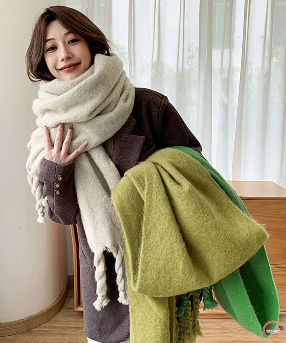 ■商品の特徴韓国ワイドフリンジマフラー レディース カシミヤタッチストール秋冬 ウール風ショール 無地暖かいふわふわ ニットマフラーねじれDESIGNのフリンジが大人可愛い、程よく厚手で暖かいタッセル付き無地ニットマフラー お顔周りにボリュ...