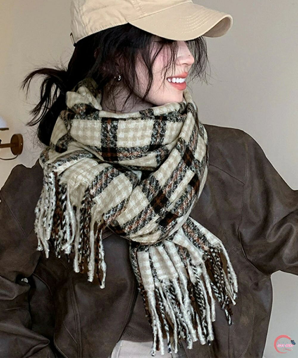 ■商品の特徴レディース 両面マフラー フリンジ ふんわり 防寒保温 暖かい 大人可愛い おしゃれ お出掛け 男女兼用大人の雰囲気、シックなチェック柄の大判マフラー。 チクチクしない柔らかい素材感でストレスフリーな付け心地。 しっかりと巻きや...