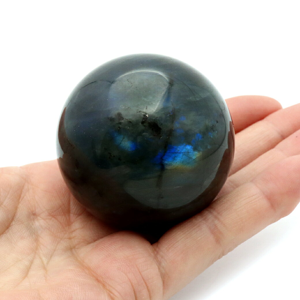 ■サイズ直径 約50mm 重量177g ■備考 天然の傷、クラックなどがある場合がございます。 台座が付属します。 ■ラブラドライトとは 神秘的な美しい光を放つ石ラブラドライト。 宇宙の叡智を秘めているとも言われているその神秘的な虹色の輝き...