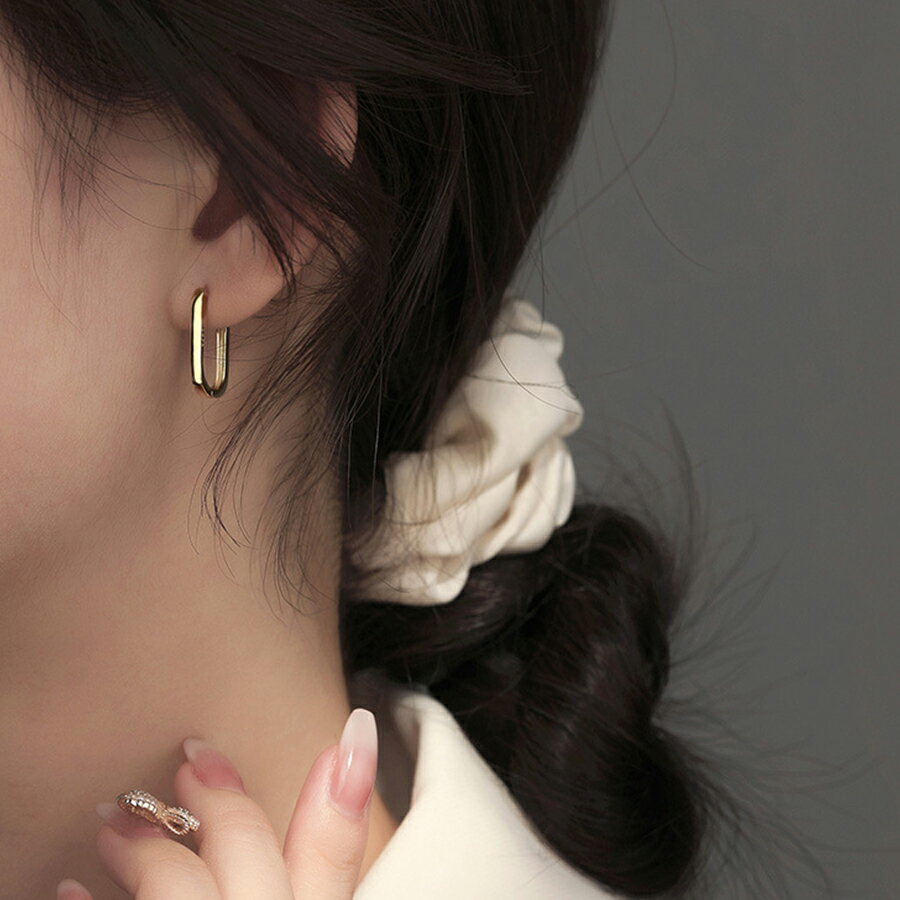 アイテム説明 商品説明 開閉式キャッチレスデザインのオーバルピアス。 耳元に大人っぽく柔らかな輝きをプラス 顔周りをモードな雰囲気に演出するアイテムです。 素材 S925中国製 カラー シルバー,ゴールド サイズ ［FREE］ 大きさ：1....