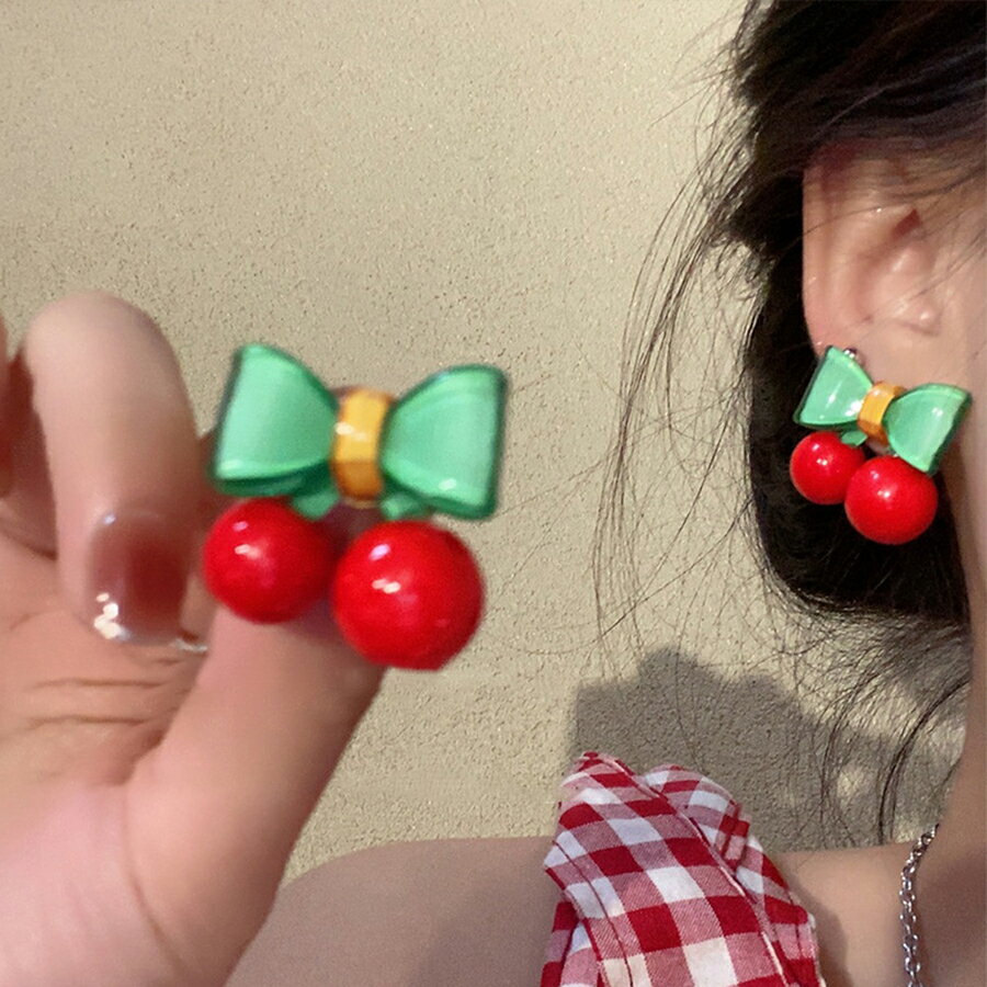 アイテム説明 商品説明 愛らしいさくらんぼ＆リボンモチーフのピアスです。 彩り艶やかなさくらんぼが、 コーデのアクセントやワンポイントとして 活躍してくれます。 素材 アクリル,ポスト部分:S925中国製 カラー レッド サイズ ［FREE...