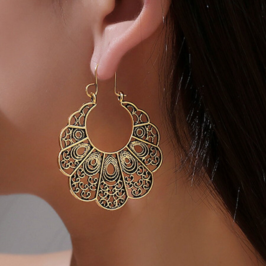 アイテム説明 商品説明 1つで存在感があるのでコーデのアクセントにも◎ 普段使いはもちろん、お呼ばれシーンやイベント パーティーシーンにもぴったりです。 素材 合金中国製 カラー ゴールド サイズ ［FREE］ 大きさ：全体：5.1×3.8...