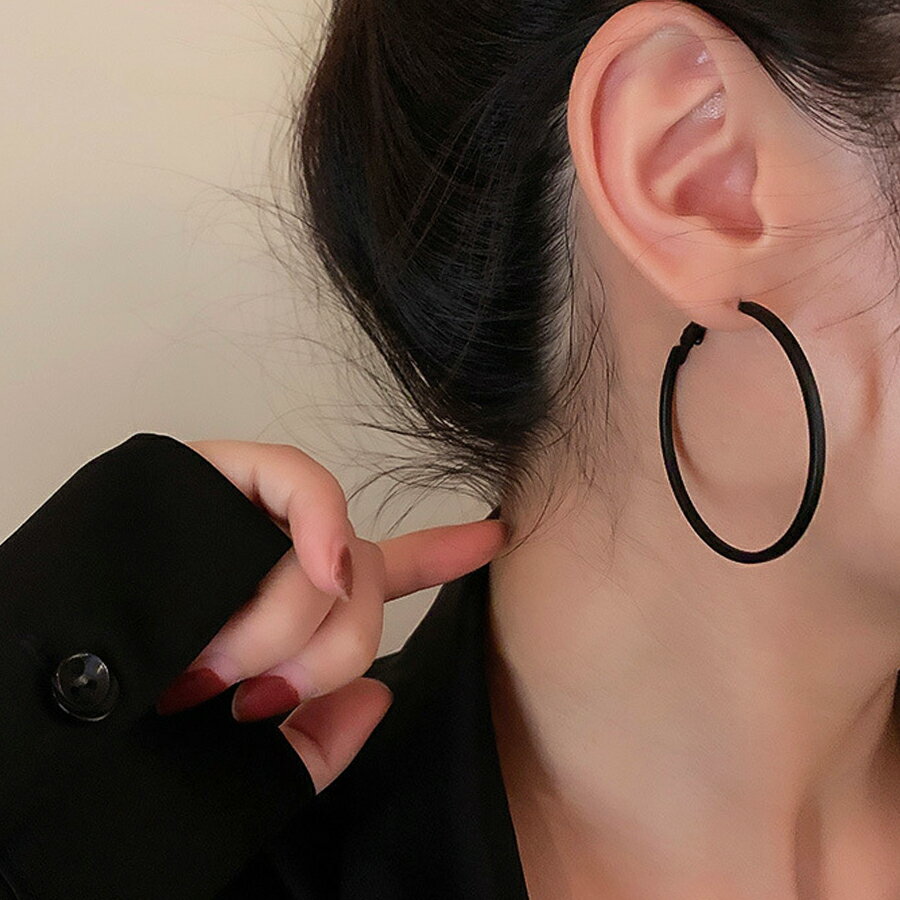 アイテム説明 商品説明 1つで存在感があるのでコーデのアクセントにも◎ マットな質感が大人かわいい。 普段使いはもちろん、お呼ばれシーンやイベント パーティーシーンにもぴったりです。 素材 合金,ポスト部分:S925中国製 カラー ブラック...