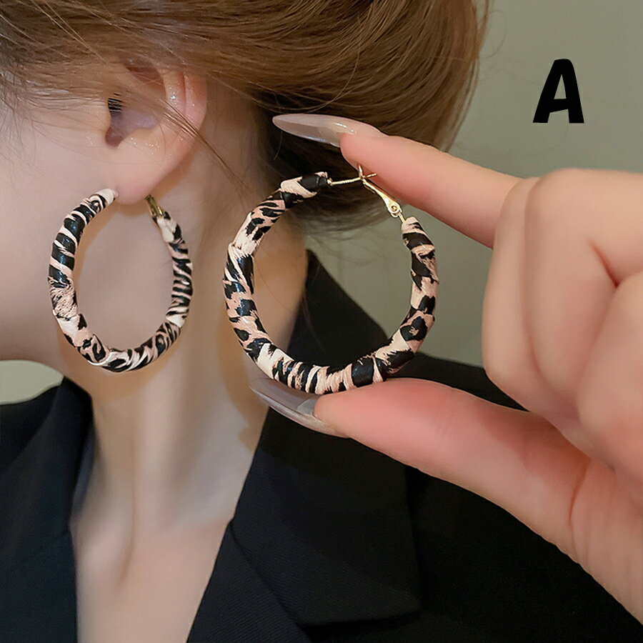 アイテム説明 商品説明 存在感のある大ぶりピアスは 一つで華やかさをプラスできる万能アイテム。 個性的でスタイリッシュなデザインは、 耳元を華やかに魅せてくれます。 素材 合金,ポスト部分:S925中国製 カラー A,B,C サイズ ［FR...