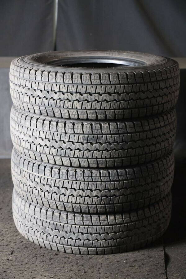 xvpbvxダンロップ 165R13 8PR LT 4本セット「721-5-4」□商品詳細□ダンロップ の165R13 8PR LT の4本セットです。 タイヤはDUNLOP WINTER MAXX SV01 で山は画像で判断ください。バリ...