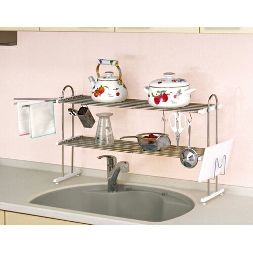 ■組立簡単■置くだけですっきり収納。棚幅は設置場所に合わせて52〜91cmまで伸縮できる■ふきん掛け、まな板受け、角ポケット、フック3本付きなのでキッチン小物の収納に便利■段差がある所や傾く場所に置く場合はアジャスターで水平調整出来るPP2...