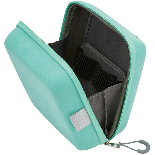 ■約35°で止まる開口部。開いた状態で自立可能なので外出先でも使いやすい■内部は3つに仕切られ、視認性抜群■上からのアクセスで出し入れが簡単■細かい小物を固定できるゴムベルト付き※収納状態により自立しない場合もございます※開口部は35°以上...