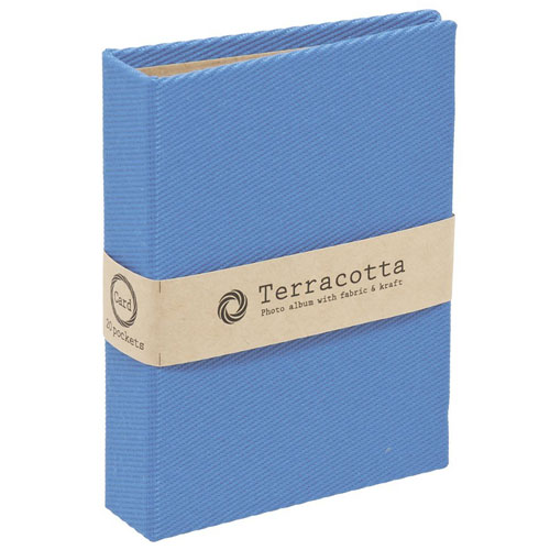 ■【テラコッタ・teracotta】とは“焼いた土”という意味を持ち“ぬくもり・親しみやすさ”をテーマに素材感のある布地表紙とクラフト台紙を使用した雑貨スタイルのアルバムです■パーソナル・オフィス・店舗など幅広くお使いいただけるようシンプル...