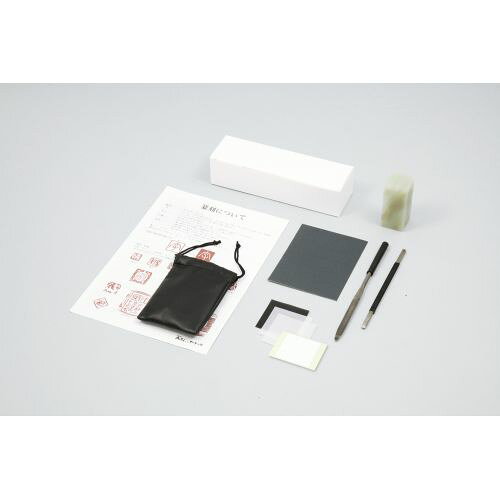 ■とてもやわらかい石です。■てん刻に必要な材料がすべてセットされています。■丈夫な箱に入っているため、保管に便利です。■やすり付なので、持ち手部分の造形が容易です。 ※天然石のため色・柄・サイズに多少のバラつきがあります。商品サイズ : 7...