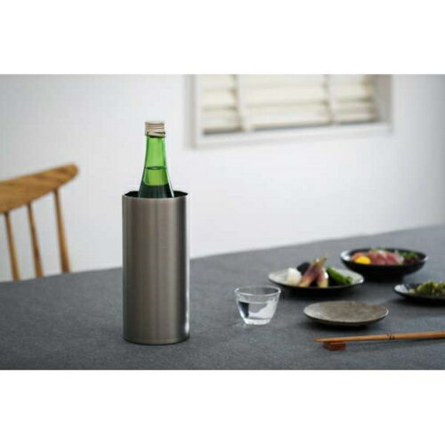 ■冷たい温度を長時間キープ。結露しにくく卓上を濡らさない、魔法瓶構造の冷酒クーラー■4合瓶対応のサイズ一般的に多く販売されていて冷蔵庫などでも冷やしやすい、7合瓶(720ml)に対応したサイズ。ビンゴと差して卓上でご使用できます。1Lのペッ...